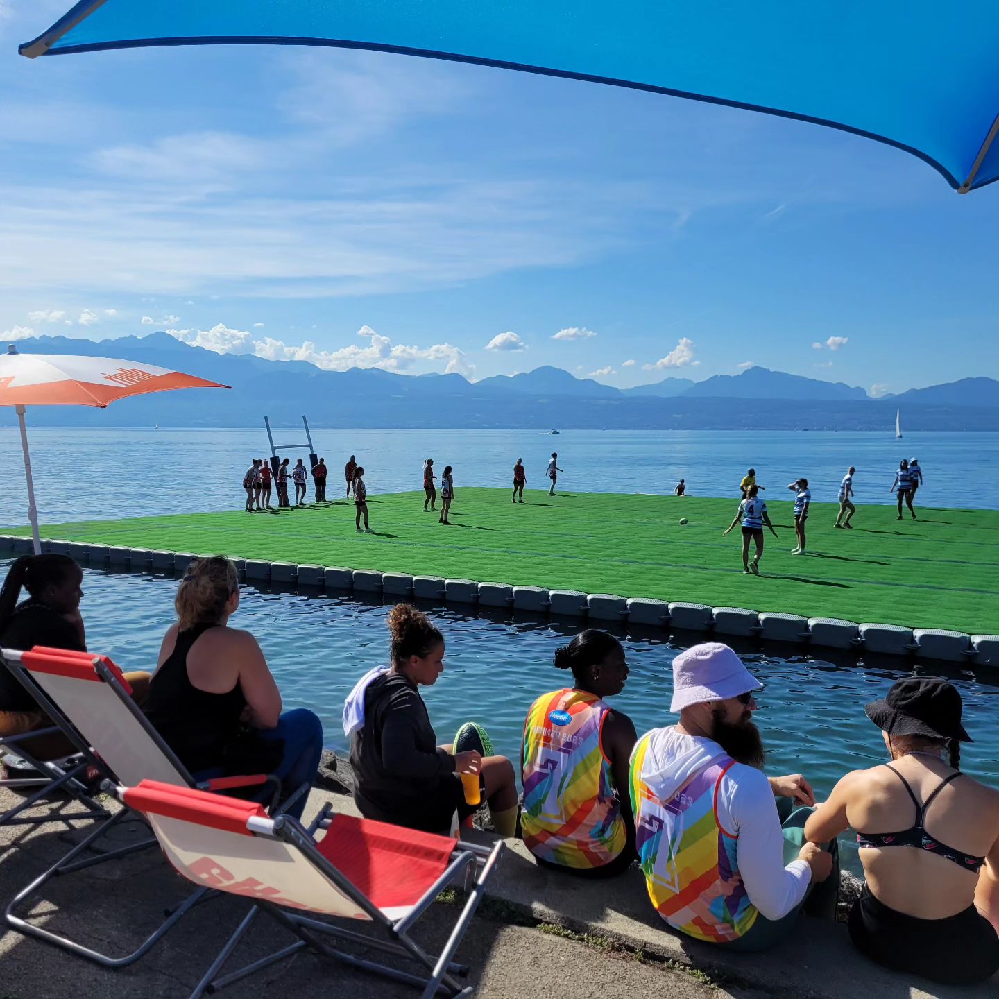 Pontons flottants CUBISYSTEM : un terrain de rugby sur l'eau
