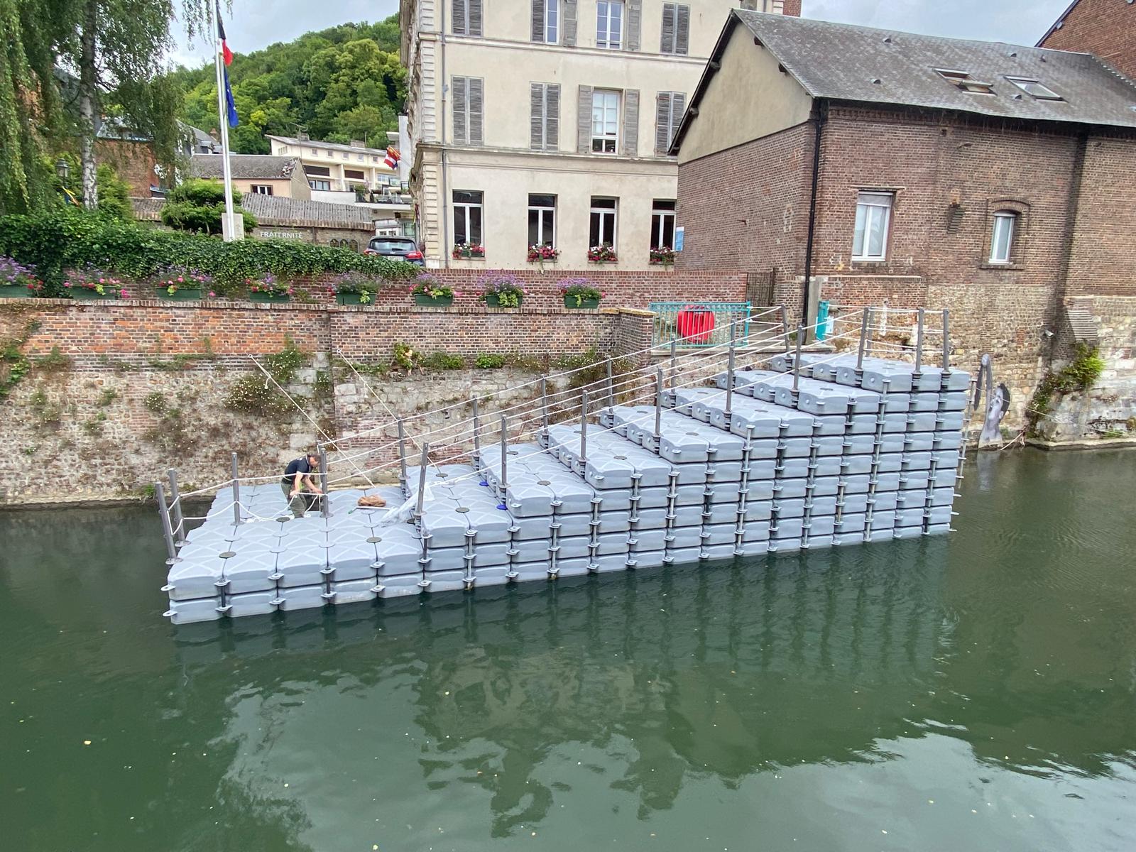 Floating pontoon system to allow the passage the Olympic flame.